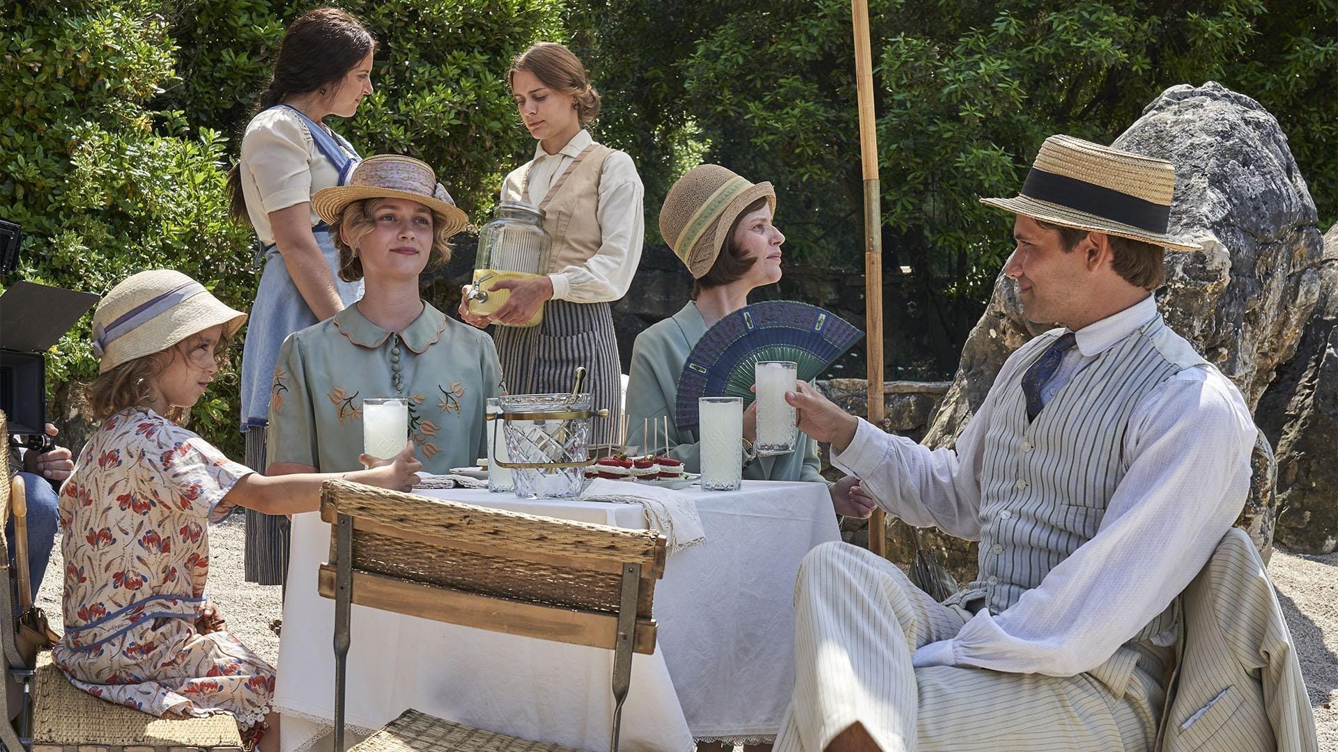 Another exciting guest arrives at the hotel. Lucian gathers some guests for a beach day ...