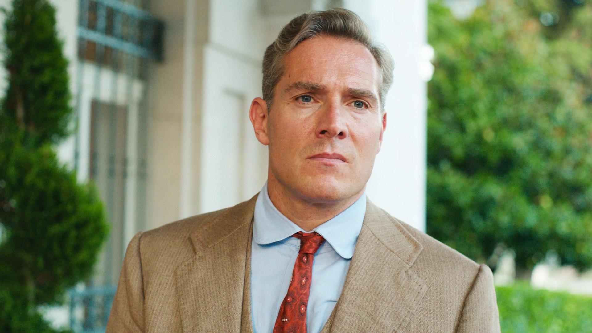 After the Wall Street Crash, Bella starts her new business and Cecil ...