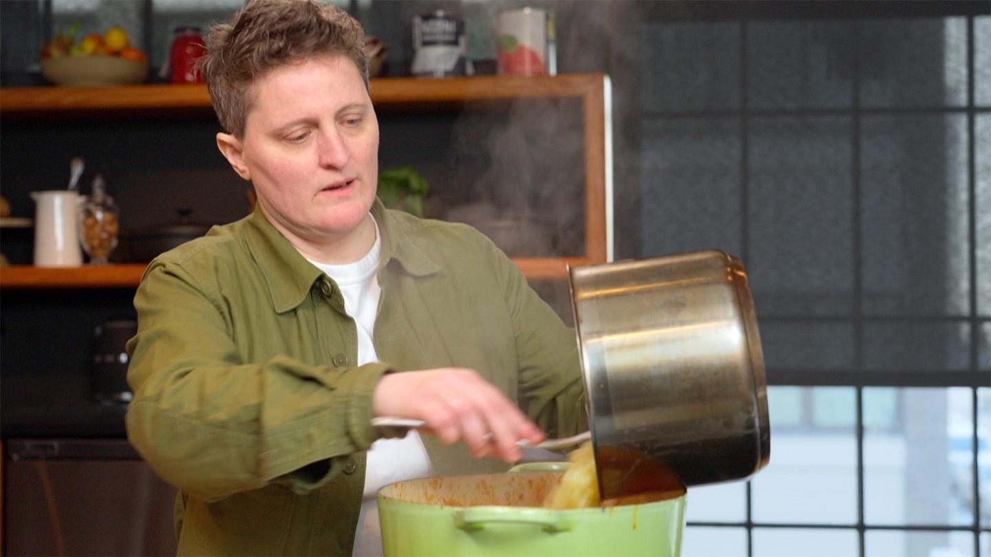 Chef April Bloomfield makes Marcella Hazan’s tomato sauce with onion ...
