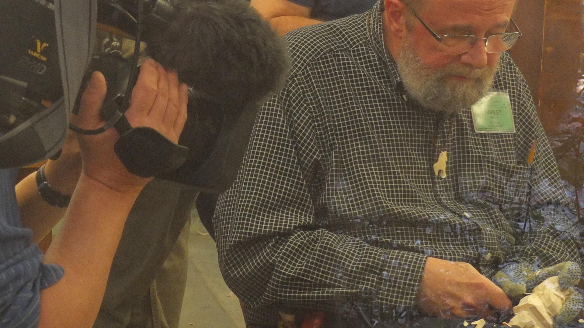 Woodcarver Harley Refsal carves holiday figure | Cascade PBS