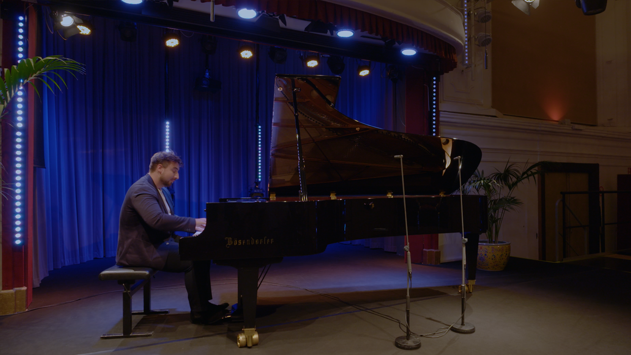 Thomas Torok, a 24 year-old pianist from Canada, plays "Sonata Op. 31 ...