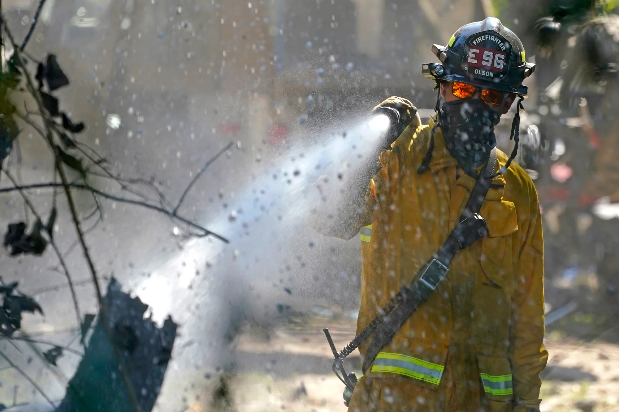 Wildland firefighters can wear masks after reports on smoke risks ...